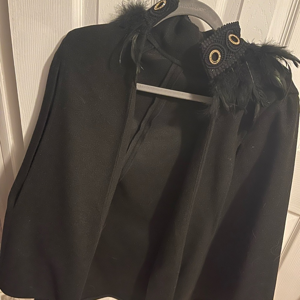 Black Sleeveless Cape With Feathers On Collar - Gem